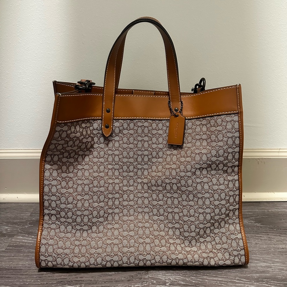 Coach Field Tote 40 In Micro Signature Jacquard - Gem